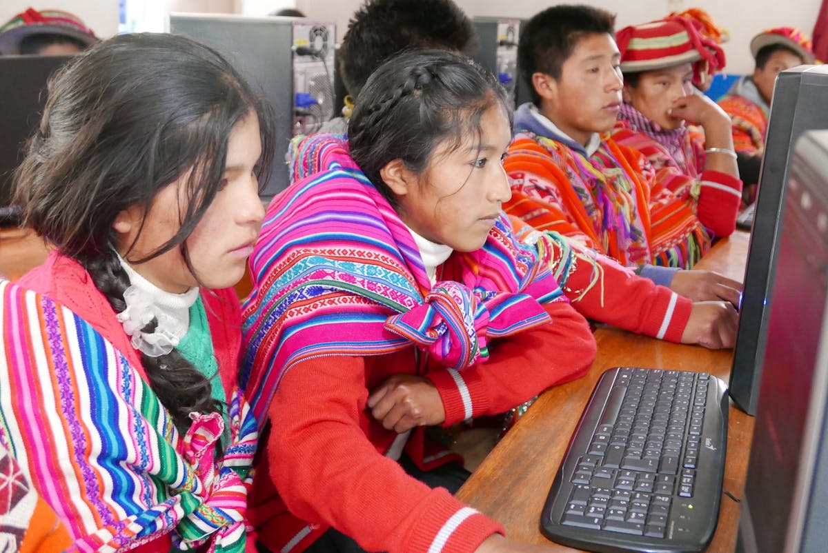 Chaska en haar vrienden in Peru leren twee talen op school | Wilde Ganzen