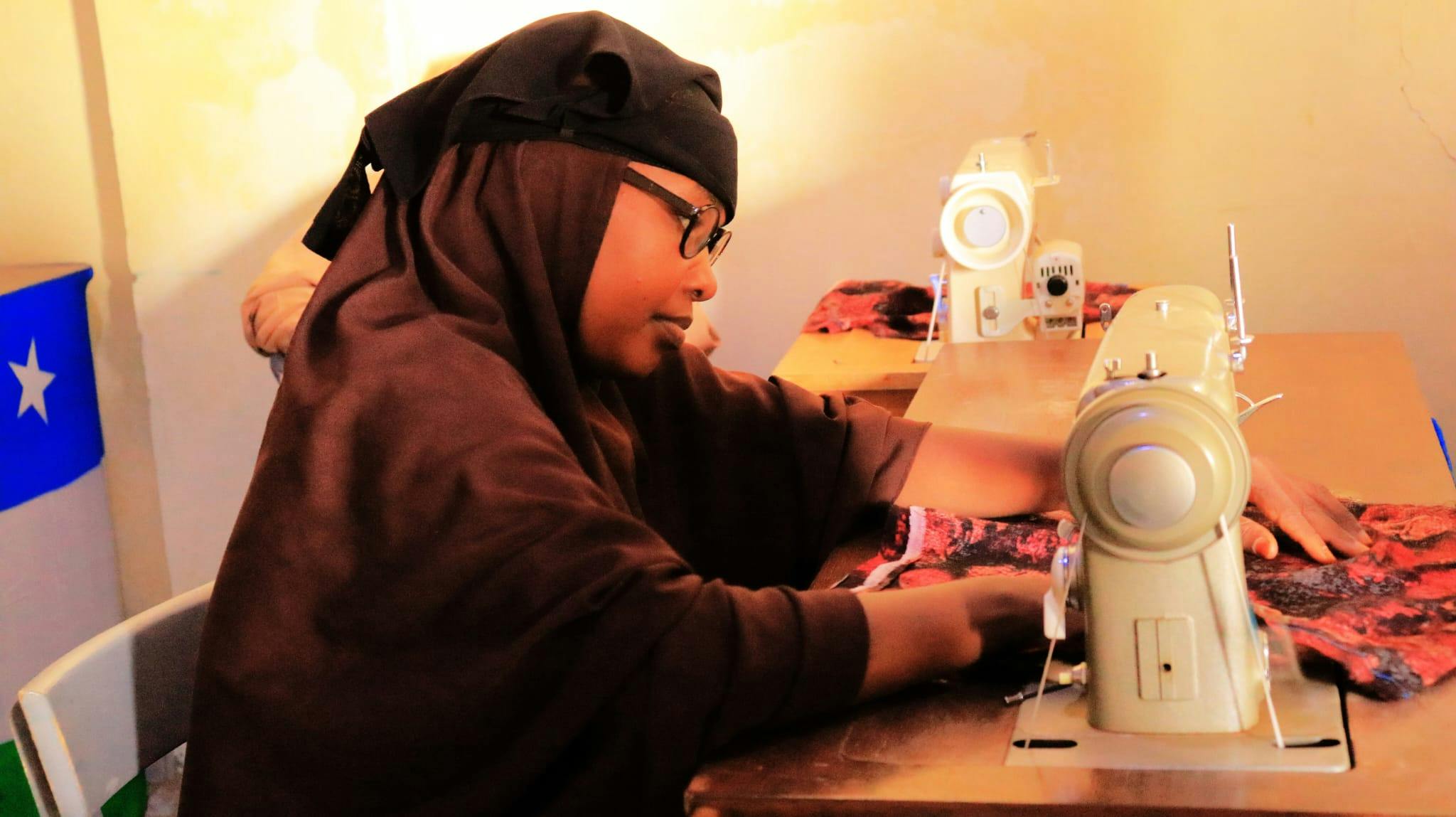 Fartun moest vluchten en runt nu een eigen kleermakerszaak | Wilde Ganzen