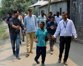 Towhid kon nog geen stap zetten en loopt nu zelf naar school! | Wilde ...